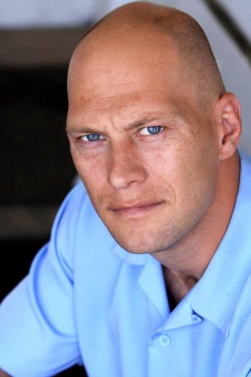 Celebrity Photog Travis Jourdain Strikes an Under 5 Pose on Young and ...