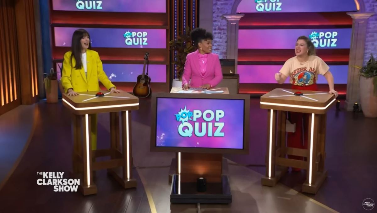 WATCH: Kelly Clarkson Once Again Forgets Her Own Lyrics When Battling ...