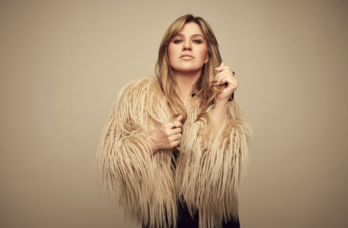 Kelly Clarkson to Perform New Single on The Voice Next Tuesday ...